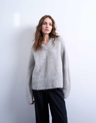 Topshop Premium - Strickpullover aus flauschiger Alpakawolle in Hellgrau mit V-Ausschnitt