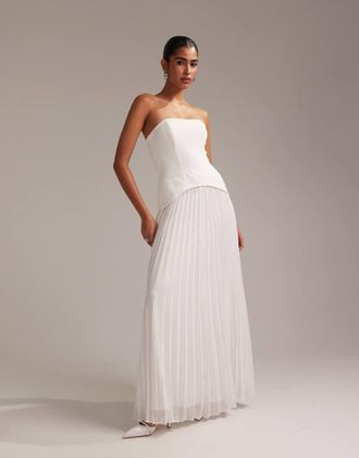 Asos Robe de mari&eacute;e structur&eacute;e avec encolure bandeau et jupe pliss&eacute;e - Blanc