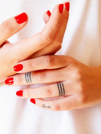 20 tatouages de doigts bien plus stylés que des bagues