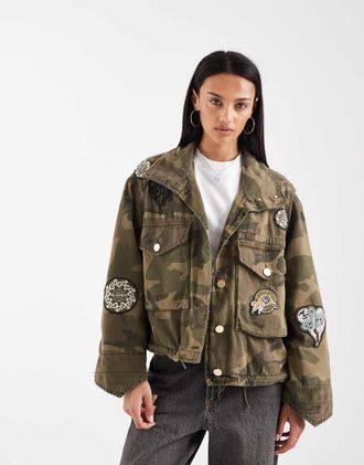 AllSaints Clay - Veste &agrave; col chemin&eacute;e et imprim&eacute; camouflage avec &eacute;cussons - Vert