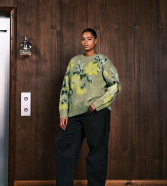 Asos Curve ASOS DESIGN Curve - Aufgerauter Pullover in Salbei mit auff&auml;lligem Blumenmotiv-Gr&uuml;n