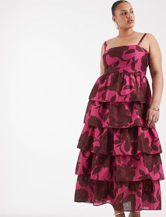 Pretty Lavish Curve Robe longue en lin m&eacute;lang&eacute; &agrave; fleurs avec bretelles fines et jupe &eacute;tag&eacute;e - Marron/rose