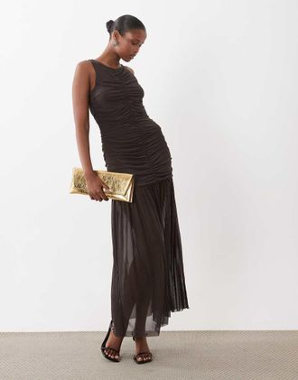 Vero Moda robe longue en tulle sans manches &agrave; d&eacute;tail fronc&eacute; marron chocolat
