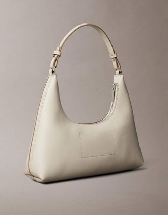 Calvin Klein Schultertasche aus Leder in Beige-Neutral