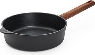 Woll Eco Logic QXR Guss-Hochrandpfanne - Induktiv -, Ø 24 cm, 7 cm hoch, mit festem nachhaltigem Holzstiel - Geeignet für alle Herdarten, PFAS-frei, Antiha