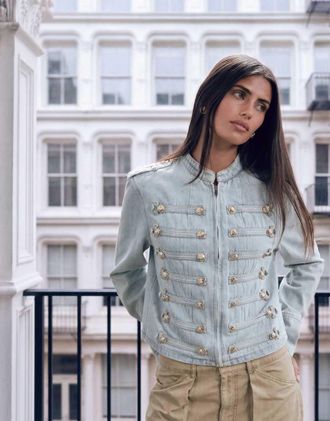 Lioness Rush Hour Napoleon-Jacke mit Knopfdetails im Military-Stil aus hell gewaschenem Denim-Blau