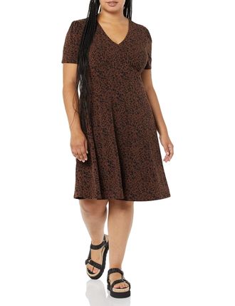 Amazon Essentials Damen Ausgestelltes Kurzarm-Kleid Mit V-Ausschnitt Und Geraffter Passform, Dunkles Toffee Braun Gepard, XXL