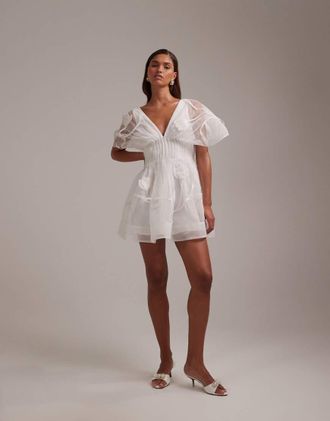 Asos Robe de mari&eacute;e courte &agrave; fleurs et 3D avec plis nervur&eacute;s et taille cintr&eacute;e - Ivoire-Blanc