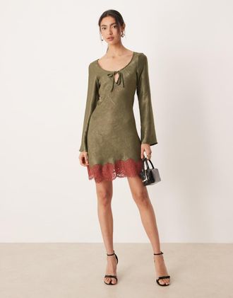 Asos Robe fluide en satin avec manches longues et encolure dégagée - Olive-Vert