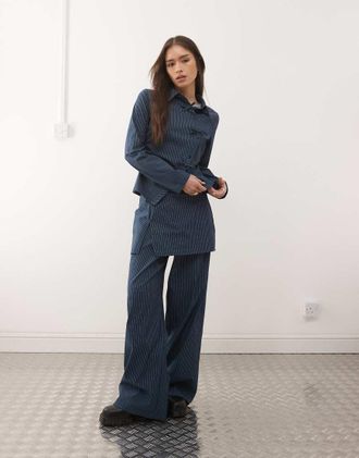 Reclaimed Vintage Pantalon jupe densemble &agrave; fines rayures - Bleu marine-Multicolore