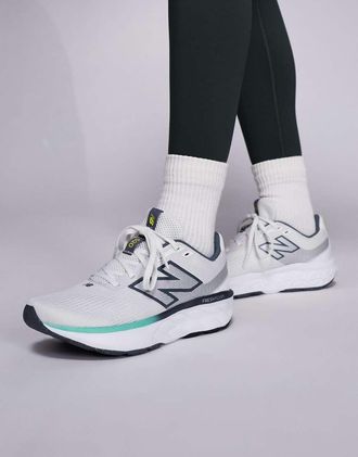 New Balance 520 - Laufschuhe in Wollwei&szlig; und Gr&uuml;n-Grau