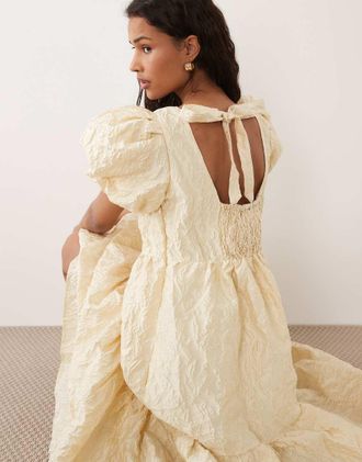 Sister Jane Sister Jane - Yarrow - Gestuftes Midikleid aus Jacquard in Gelbgold mit Puff&auml;rmeln