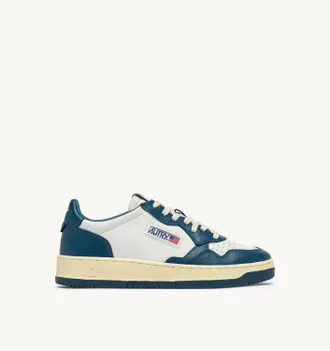 Autry BASKETS MEDALIST LOW BICOLOR EN CUIR BLANC ET MALLARD BLUE