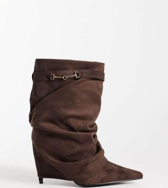 Simmi London Simmi London Wide Fit Sansa umklappbare, geraffte Stiefel mit Absatz und Horsebit-Detail in brauner Velourslederoptik