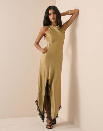 Nobody's Child Marta robe longue en satin &agrave; col montant sans manches avec dentelle et ourlet fendu, olive-Vert