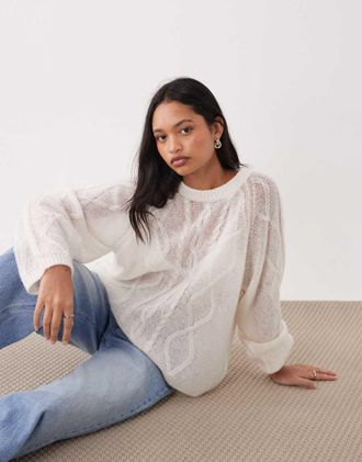 Arket Pull ras de cou en maille torsad&eacute;e - Blanc-rose