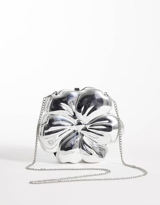 True Decadence Blumenf&ouml;rmige Schultertasche aus Metall in Silberoptik