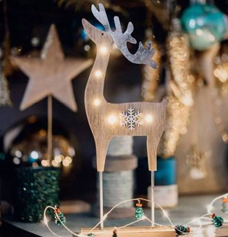 Hellum Hellum LED Holz-Rentier mit Schneeflocke mit timer, 5 LED, warmweiß, batteriebetrieben (2x AAA, nicht enthalten), innen IP20, Winterdecoration, Wohnzi