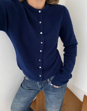 NA-KD Strickjacke aus Wollmix mit Kn&ouml;pfen und Rundhalsausschnitt in Marineblau