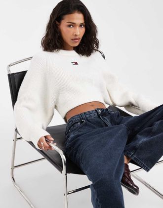 Tommy Jeans Pullover mit Badge-Logo, cropped, in Wei&szlig;