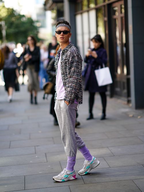 Streetstyel Männerlook mit einer grauen Jogginghose, einem Hemd und einem Haarband.