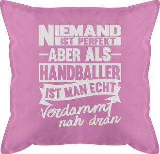 Shirtracer Kissen 50x50 - Deko Hobby - Niemand ist perfekt aber als Handballer ist man echt verdammt nah dran - 50 x 50 cm - Pink - handball geschenke handball-t