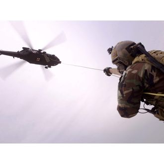 Artery8 Militärhubschrauber der afghanischen Armee UH-60 Black Hawk Großer Leinwanddruck 46x61 cm