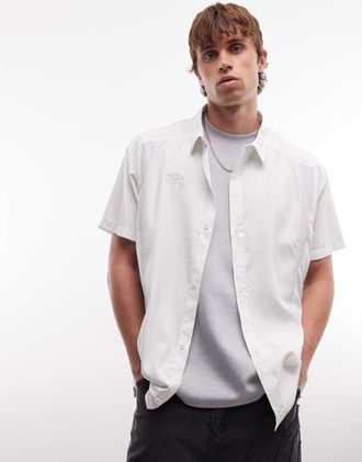 Umbro Chemise coupe carr&eacute;e &agrave; manches courtes et rayures - Blanc