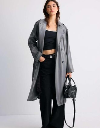 Stradivarius langer Trenchcoat in Lederoptik in Dunkelgrau