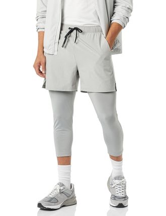 Amazon Essentials Herren Gewebte Doppellagige Laufshorts aus Feuchtigkeitsableitendem Material, Hellgrau, M