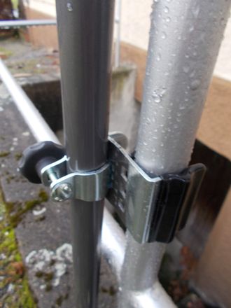 Holly Halter - Tisch - Stuhl - Balkon Edelstahl - UNIVERSAL Duo-FUNKTIONSHALTER VE-HO-SC - F&Uuml;R SCHIRMST&Ouml;CKE BIS 38 mm &Oslash; an Gel&auml;ndern - Relingen - Br&uuml;stungen