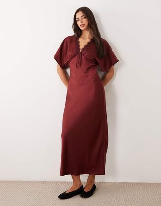 Miss Selfridge Satin- und Spitzen-Maxikleid mit Fledermaus&auml;rmeln in Weinrot-Keine Farbe