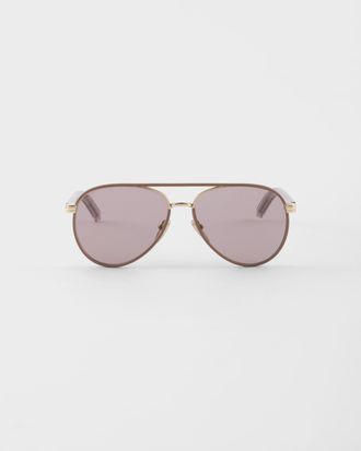 Prada Sonnenbrille mit dem ikonischen Metallplakette