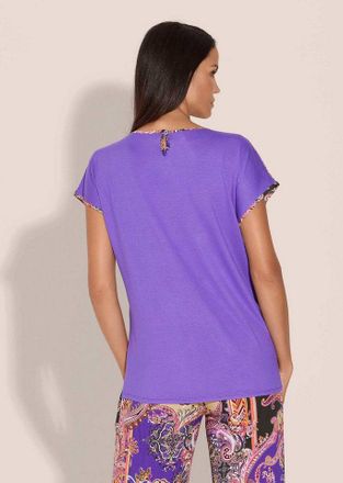 Madeleine Shirtbluse Jerseyshirt mit Unikat-Print Grafisches Design, U-Boot-Ausschnitt, Knopfverschluss hinten