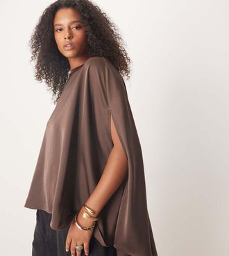 Pretty Lavish Curve Top cape en satin fluide - Marron-Brown