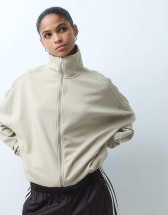 adidas Originals Jacke mit weichem Griff, Rei&szlig;verschluss und Stehkragen in Hellkhaki-Gr&uuml;n