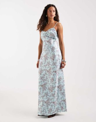 Pretty Lavish Joely - Satin-Maxikleid mit geraffter Brustpartie und blauem Blumenmuster