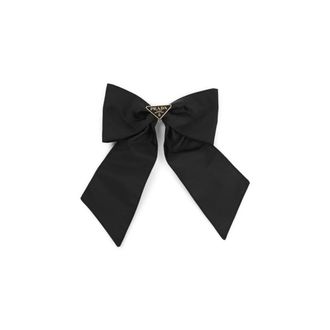 Prada Caps & M&uuml;tzen - Bow Hair Clip With Enameled Logo - Gr. ONE SIZE - in Schwarz - f&uuml;r Damen