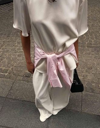 NA-KD Satin-T-Shirt mit Schulterpolstern in Cremewei&szlig;