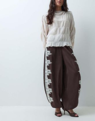Reclaimed Vintage pantalon ballon en satin &agrave; bordure en dentelle marron-Neutre