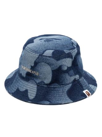A Bathing Ape bob en jean à plaque logo - Bleu