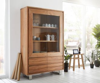 DELIFE Vitrine Live-Edge 120x190 cm Akazie Natur gerade Kante 2 T&uuml;ren 4 Schubladen Massiv, Vitrinen, Baumkantenm&ouml;bel, Massivholzm&ouml;bel, Massivholz