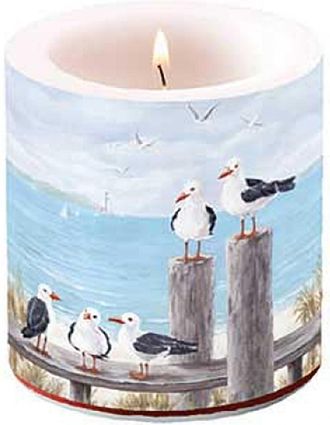 Ambiente Kerze Sommer Möwen am Ufer als Tischdeko. Motivkerze rund klein für den gedeckten Tisch Ø7,5 x 9cm