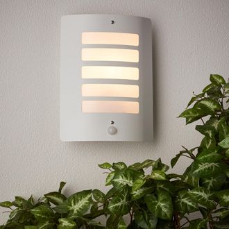 Lightbox Basic Au&szlig;en Wandlampe | 29 x 23 cm | wei&szlig;e Outdoor Wandleuchte mit matter Kunststoff Abdeckung & Bewegungsmelder | spritzwassergesch&uuml;tzt (IP44) | E27,