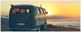 Wallario Glasbild Roadtrip am Meer - 50 x 125 cm Wandbilder Glas in Premium-Qualit&auml;t: Brillante Farben, freischwebende Optik