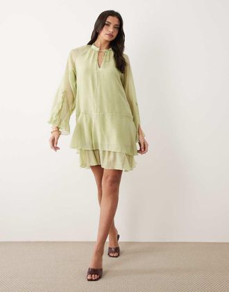 Vero Moda Lang&auml;rmliges Boho-Minikleid in Wintergr&uuml;n mit gebundener Vorderseite