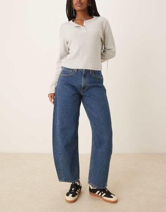 Abercrombie & Fitch Curve Love - Barrel-Leg-Jeans in mittlerer Waschung mit mittelhohem Bund-Blau
