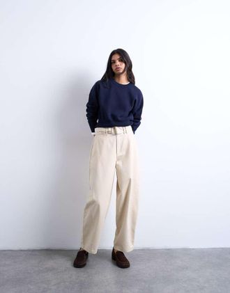 Topshop Hose in neutralem Farbton mit hohem Bund und G&uuml;rtel