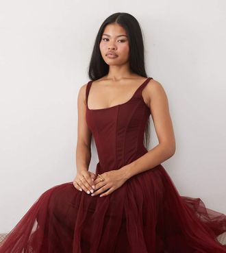 Lace & Beads Petite robe longue en tulle &agrave; ourlet plongeant et corset bordeaux-Rouge