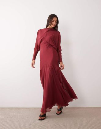 Asos lang&auml;rmliges Maxikleid im Fledermausschnitt mit Schr&auml;gschnitt und Godet-Rock in Rot